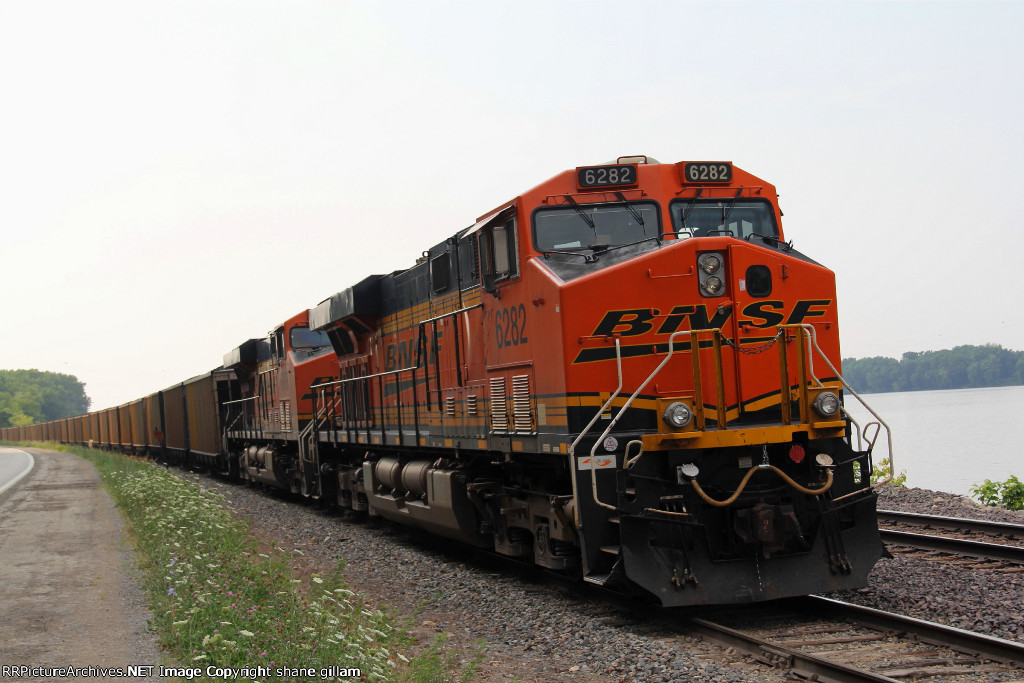 BNSF 6282 waits just south of hannibal mo.